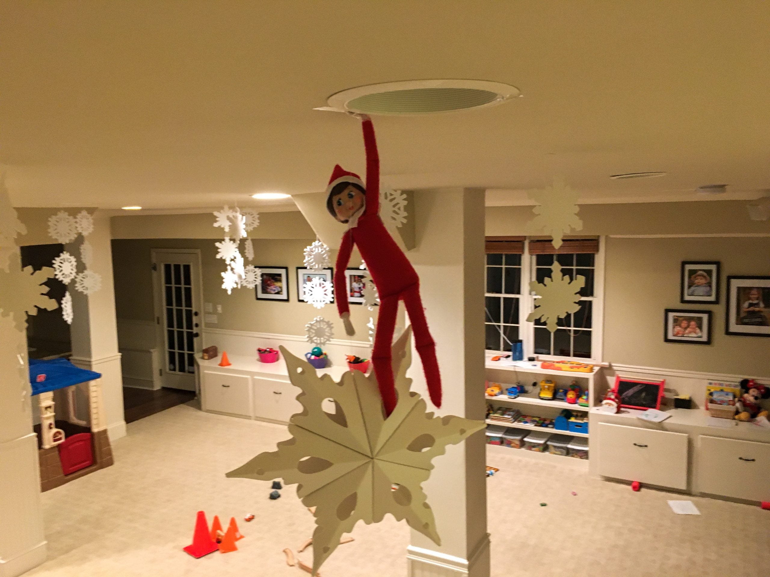 2019 The Adventures of Snowflake the Elf - AndrewKnight.com